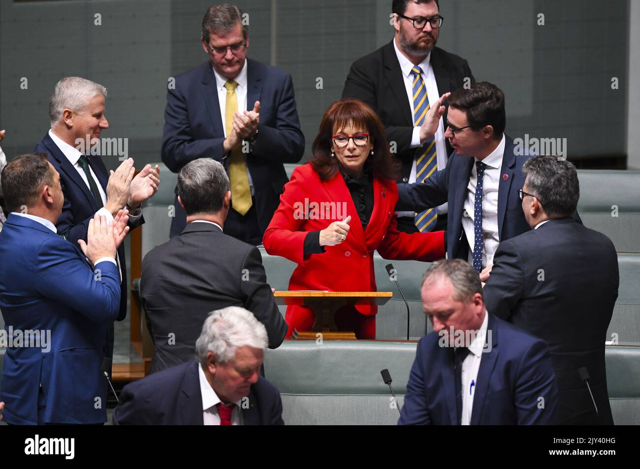 Die Nationalrätin von Mallee Anne Webster wird nach ihrer ersten Rede ...