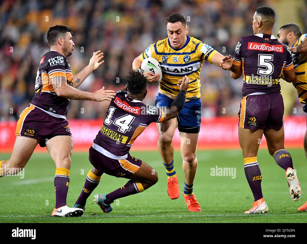 Brad Takairangi (Mitte) der Eels wird von Matt Gillett (links), James ...
