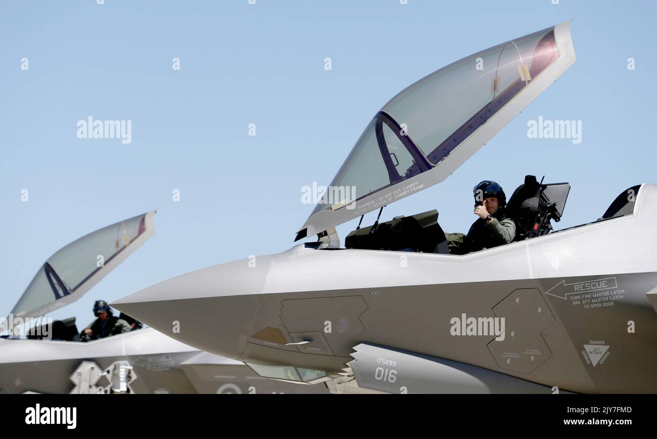 Squadron-Anführer Red Borrman zeigt Daumen nach oben in einer Royal ...