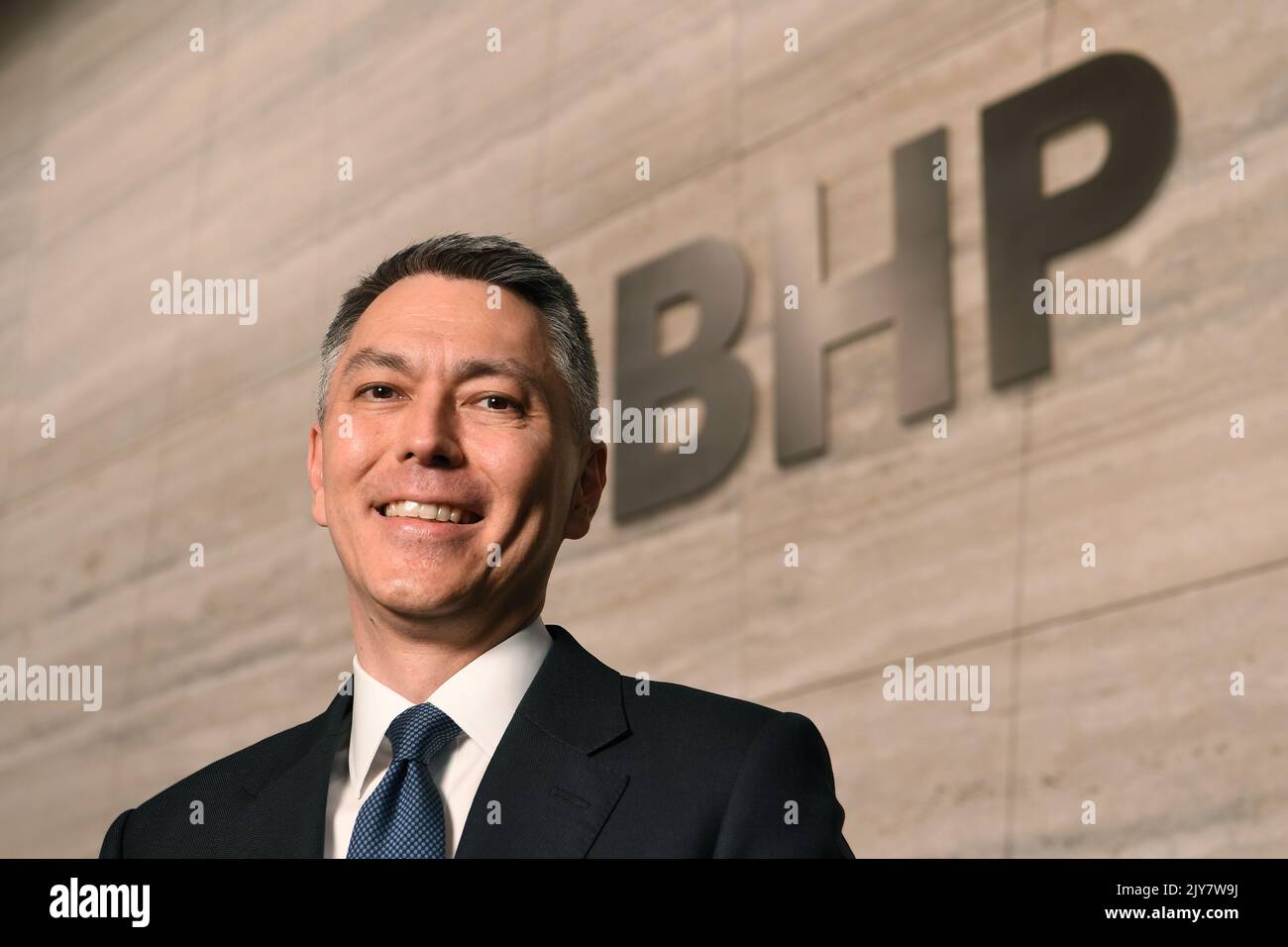 DER DESIGNIERTE BHP-CEO Mike Henry posiert für ein Foto nach einer ...