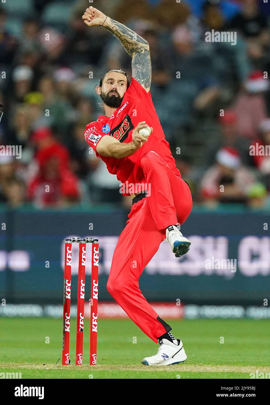 Kane Richardson von den Renegades Bowls während des Cricket-Spiels der ...