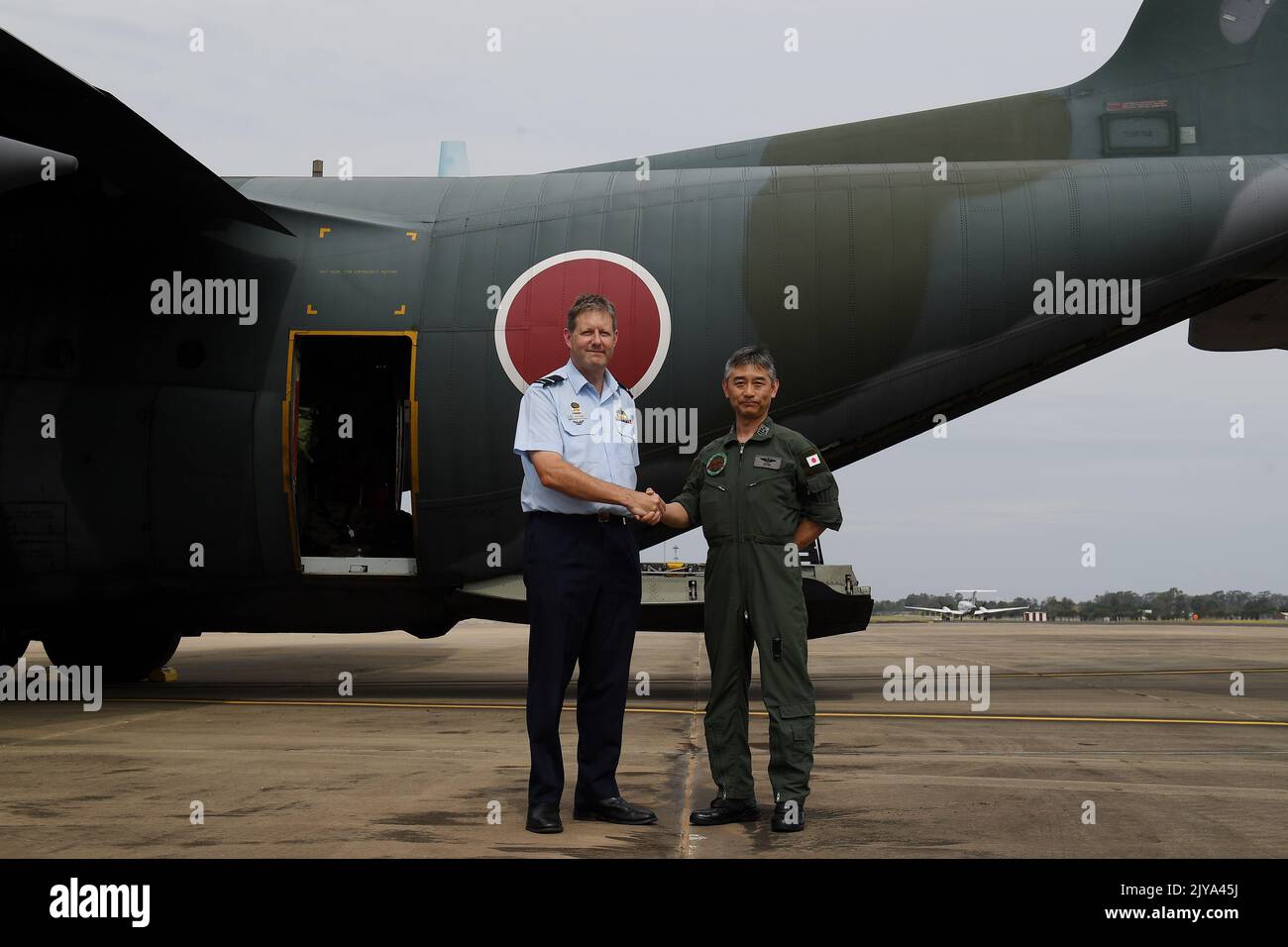 RAAF Air Commodore Carl Newman schüttelt sich die Hände mit dem Colonel ...