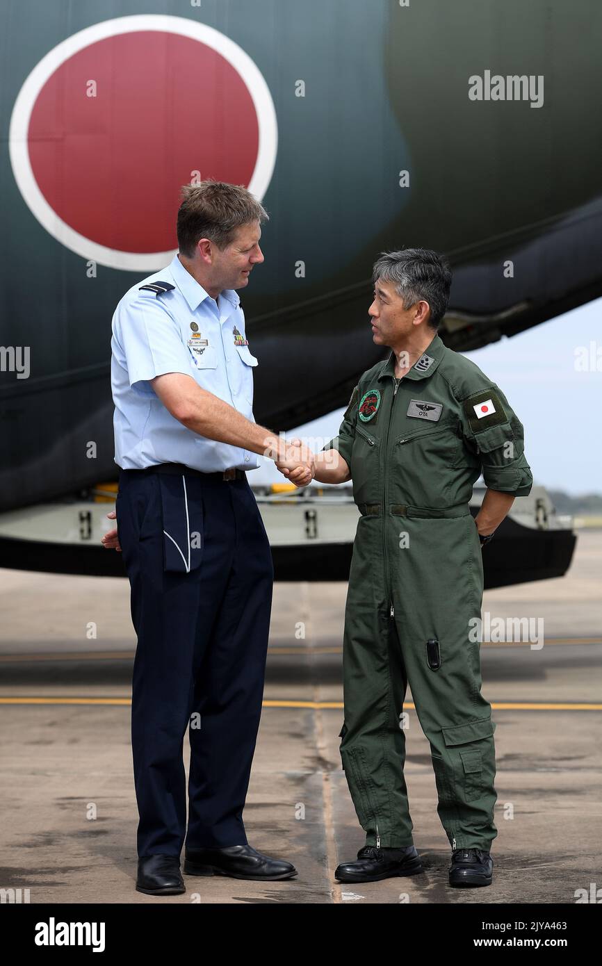 RAAF Air Commodore Carl Newman schüttelt sich die Hände mit dem Colonel ...