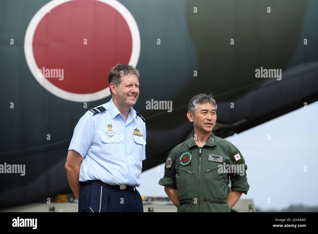 RAAF Air Commodore Carl Newman posiert für ein Foto mit Colonel Ota ...