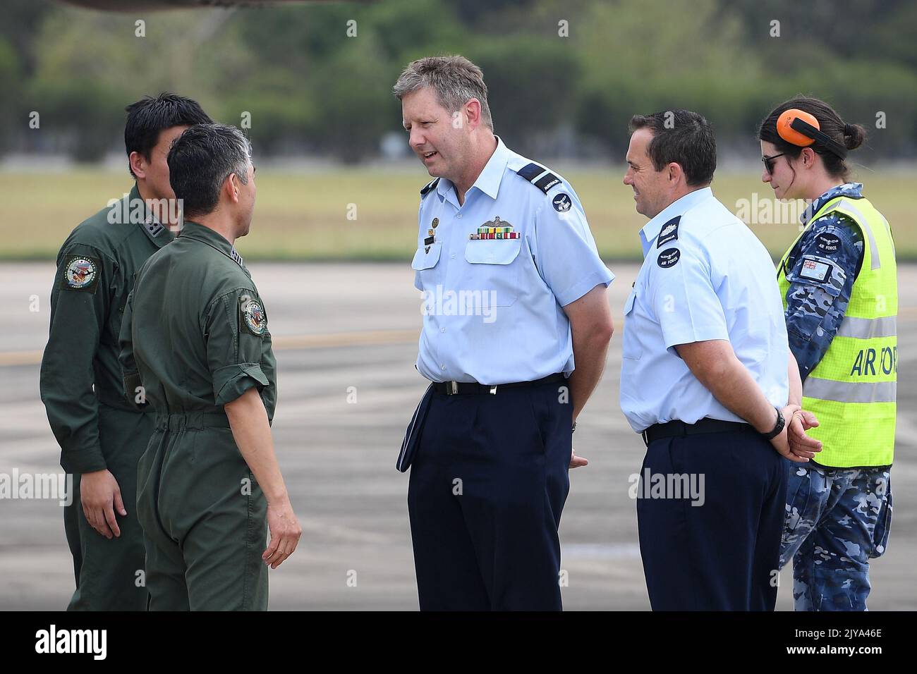 RAAF Air Commodore Carl Newman (Mitte) begrüßt den Colonel Ota Masashi ...