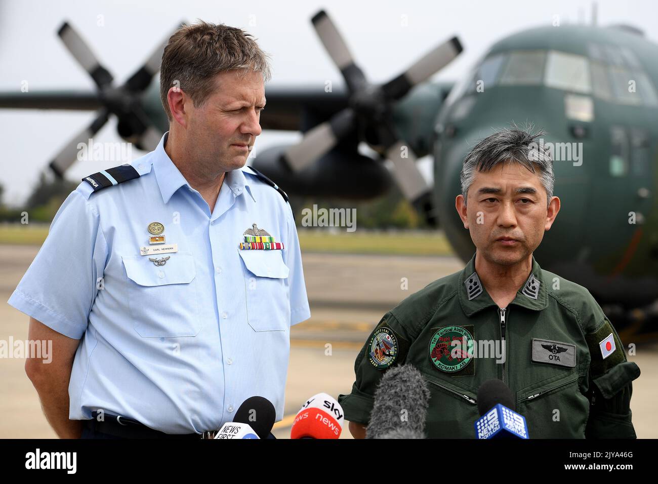 RAAF Air Commodore Carl Newman spricht mit dem Oberst der Japan Air ...