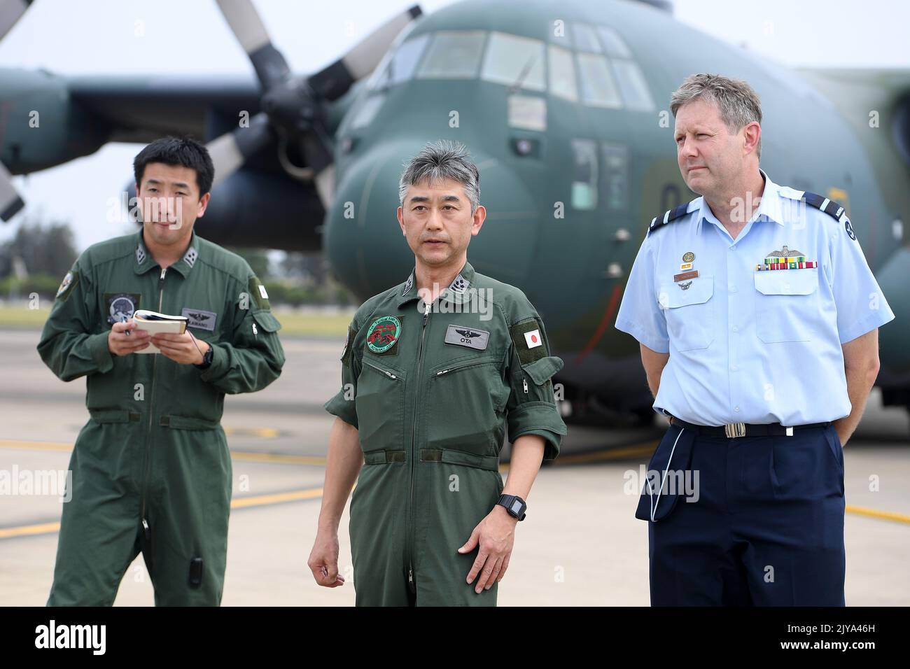 RAAF Air Commodore Carl Newman (rechts) begrüßt Colonel Ota Masashi ...