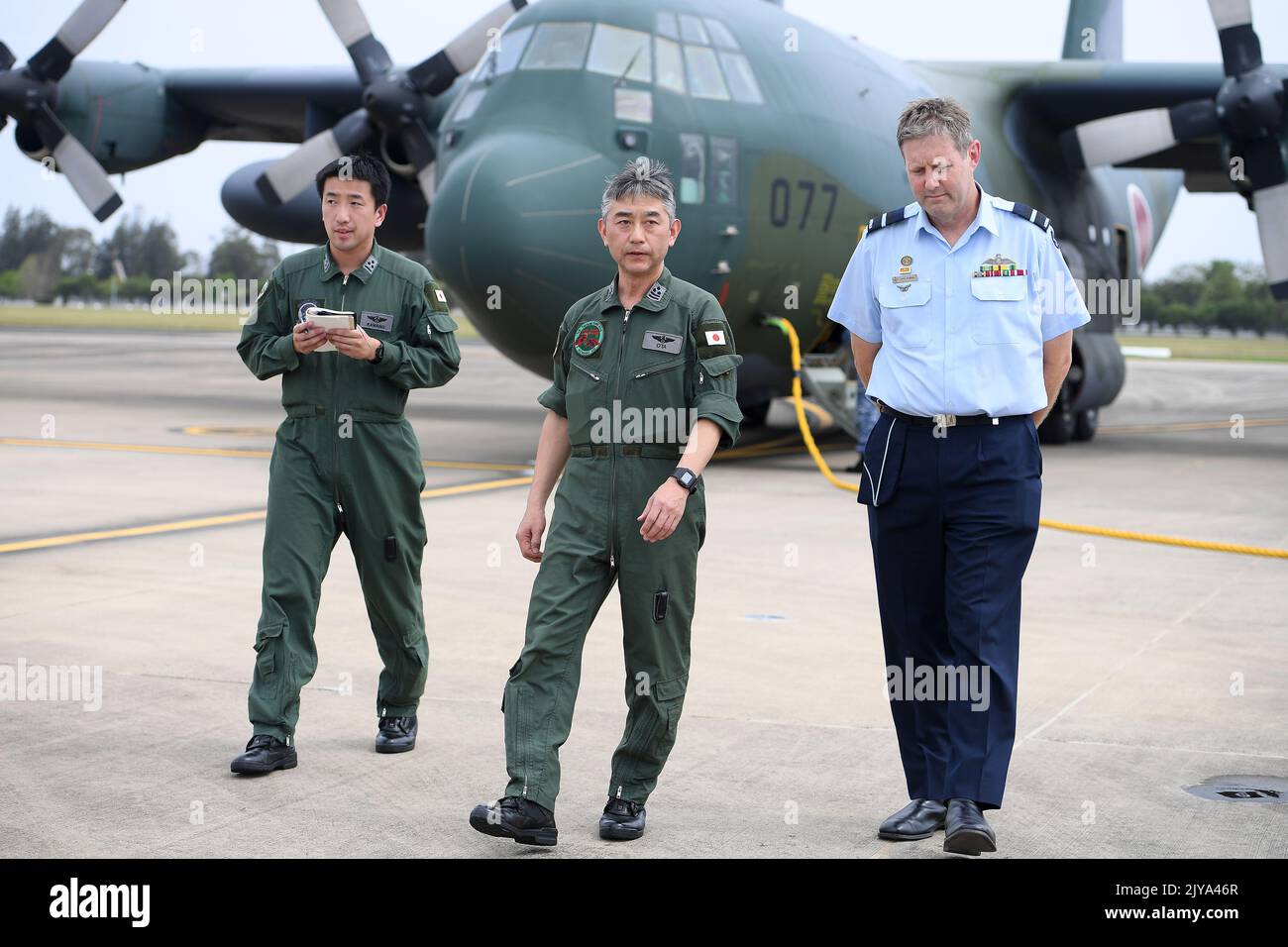 RAAF Air Commodore Carl Newman (rechts) begrüßt Colonel Ota Masashi ...