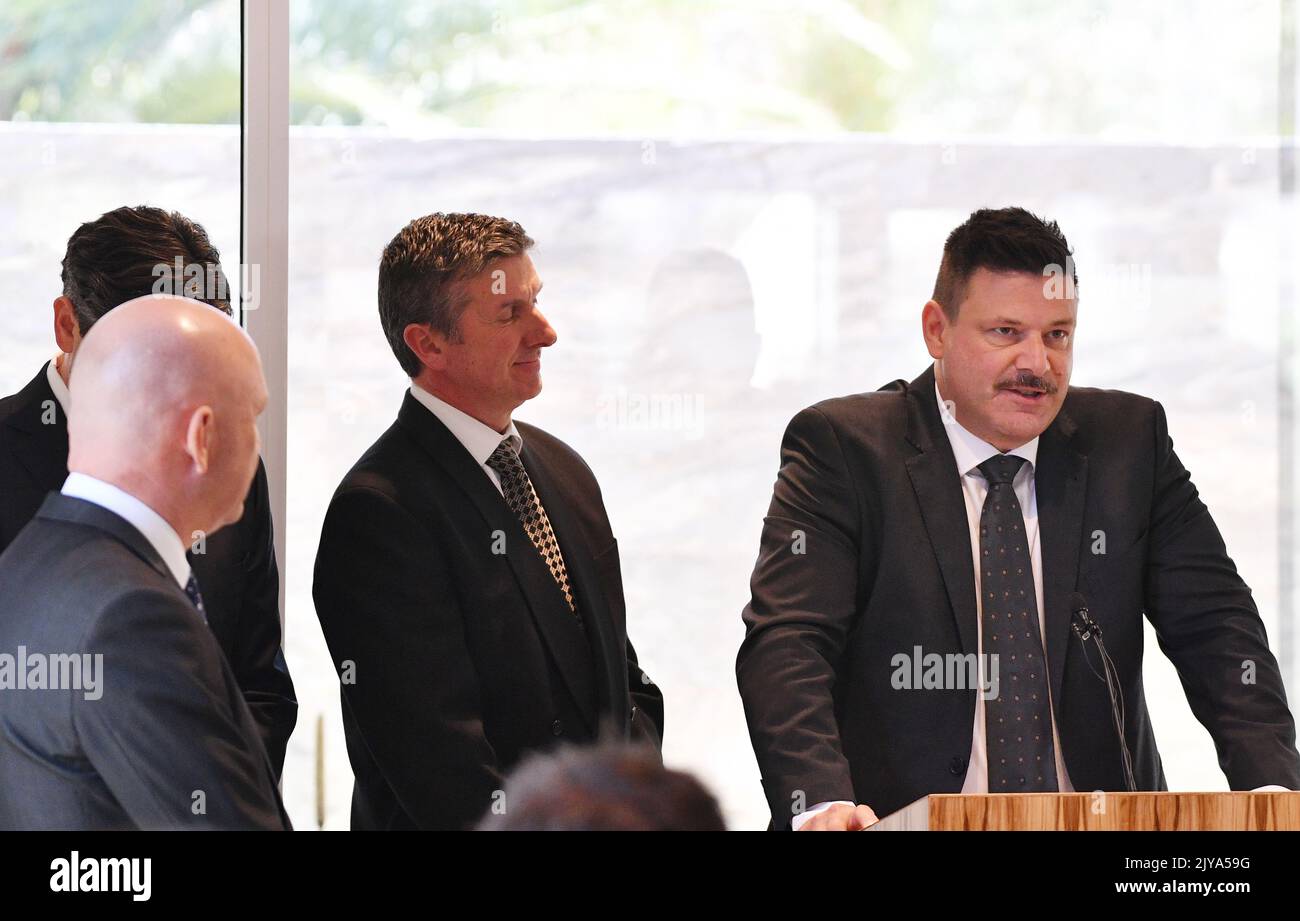 Die Söhne von dick lang werden bei der Beerdigung von Dick und Clayton ...