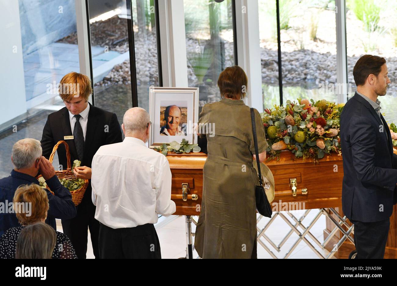 Freunde der Familie werden bei der Beerdigung von Dick und Clayton lang ...