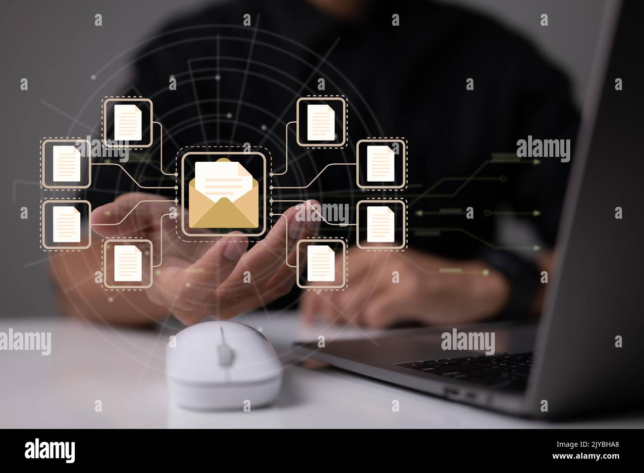 DIE IT-Mitarbeiter nutzen ein Dokumentenmanagementsystem (DMS), eine ...