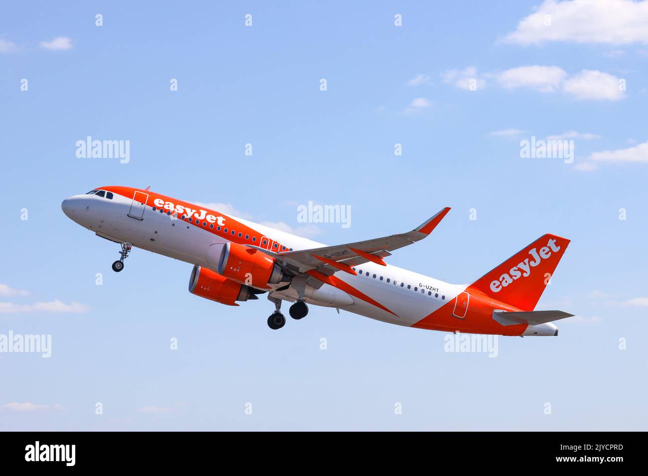 G-UZHT Airbus A320neo easyJet startet am Flughafen Amsterdam Schiphol ...