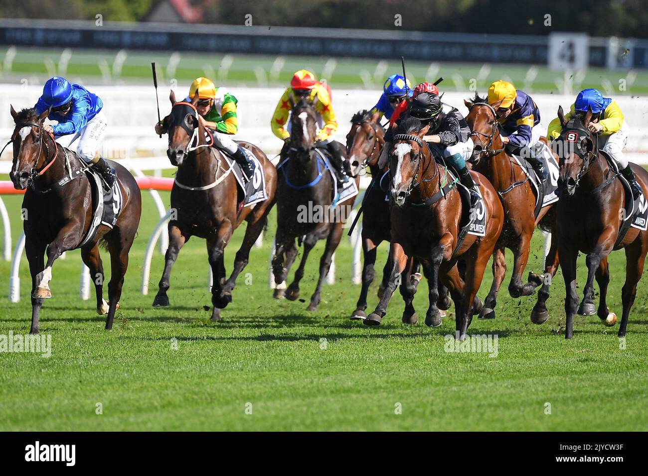 Der Jockey Robbie Dolan fährt Splintex (Dritter rechts) zum Sieg im ...