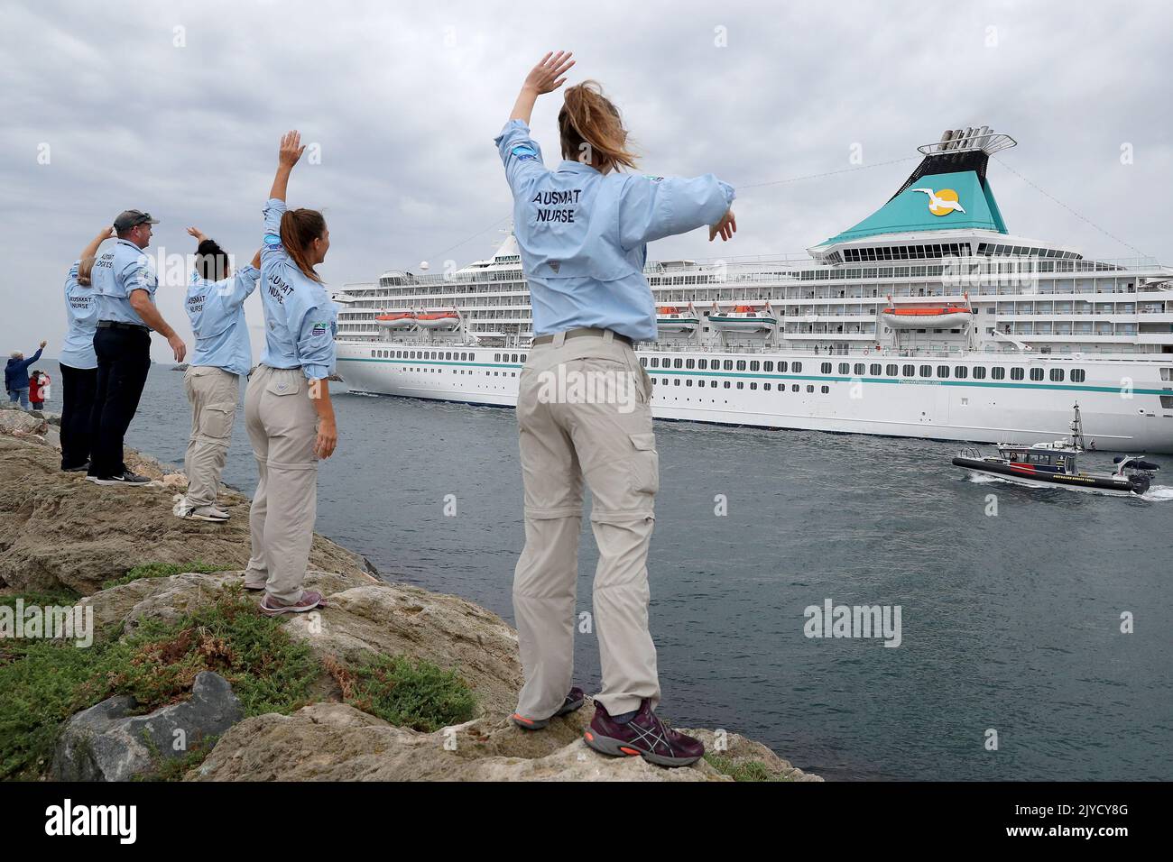Mitarbeiter des australischen Ärzteteams (AUSMAT), die mit den ...