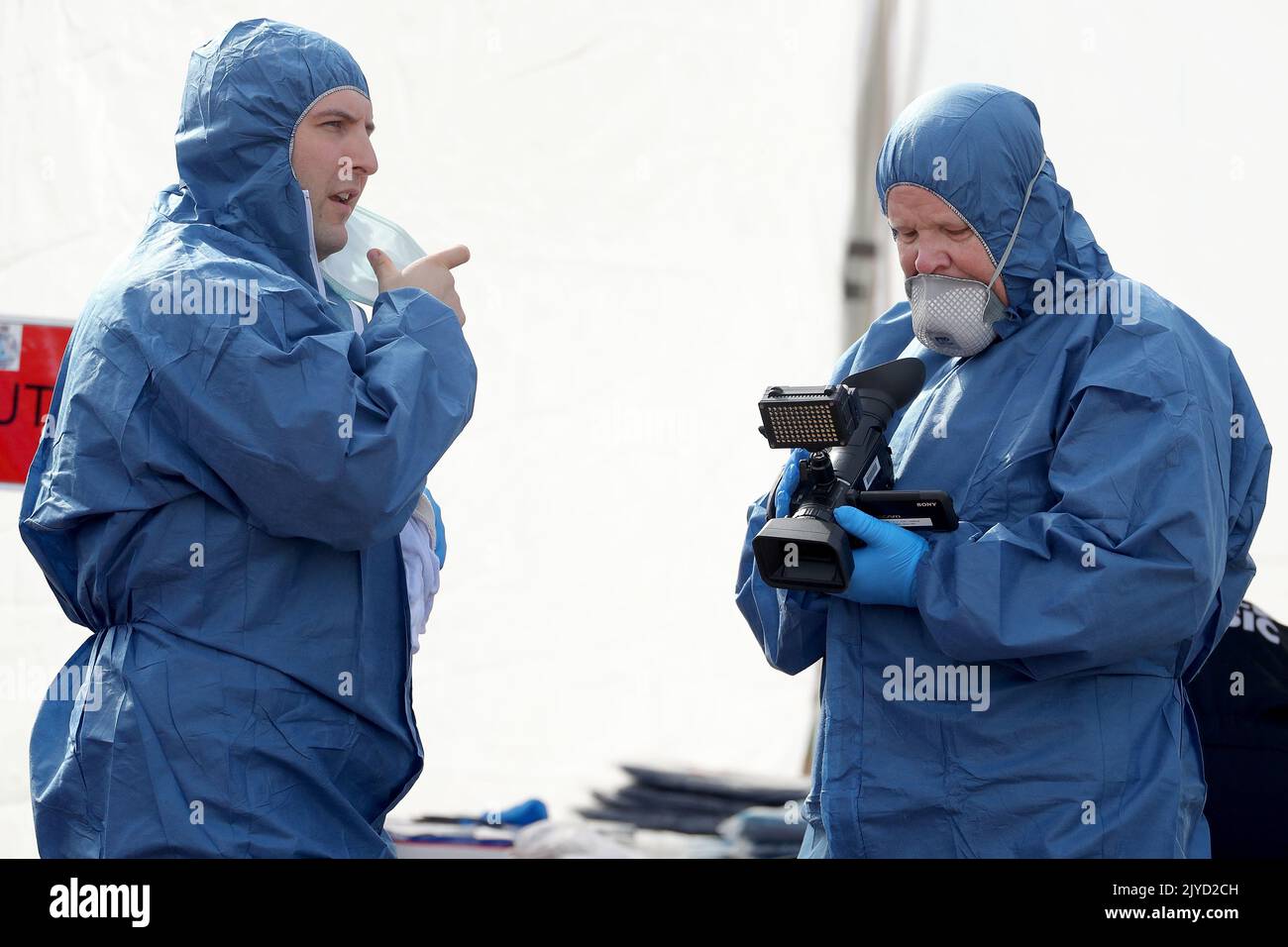 Forensische Polizisten werden am Montag, den 27. April 2020, in einem ...
