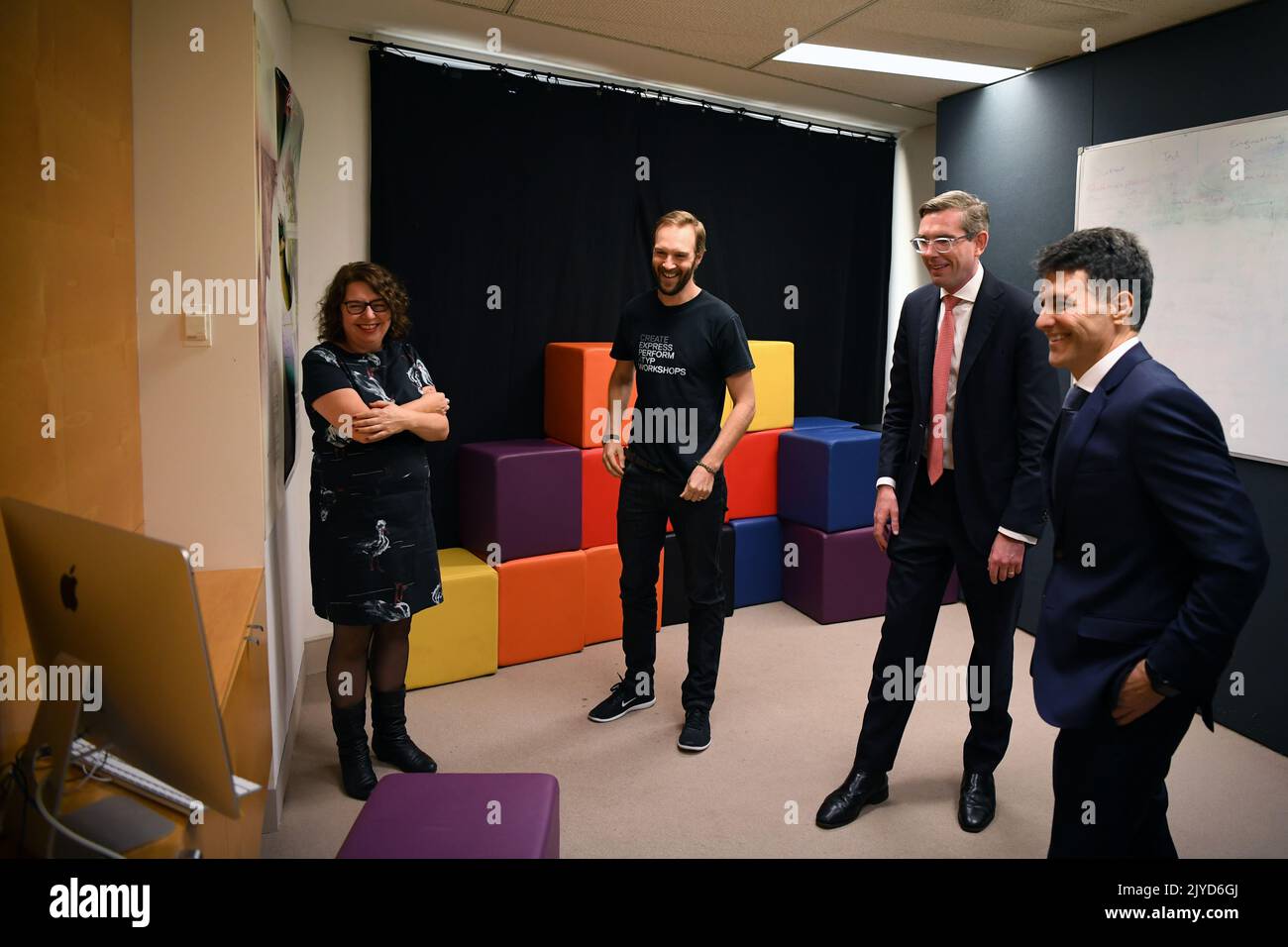 Jacqui Cowell (links), Bildungs- und Workshop-Managerin, und Tutor Sam ...