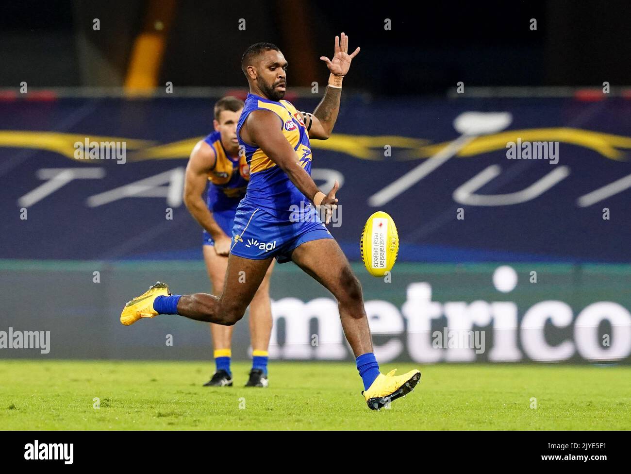Liam Ryan von den Eagles tritt beim AFL-Spiel der Runde 2 zwischen den ...