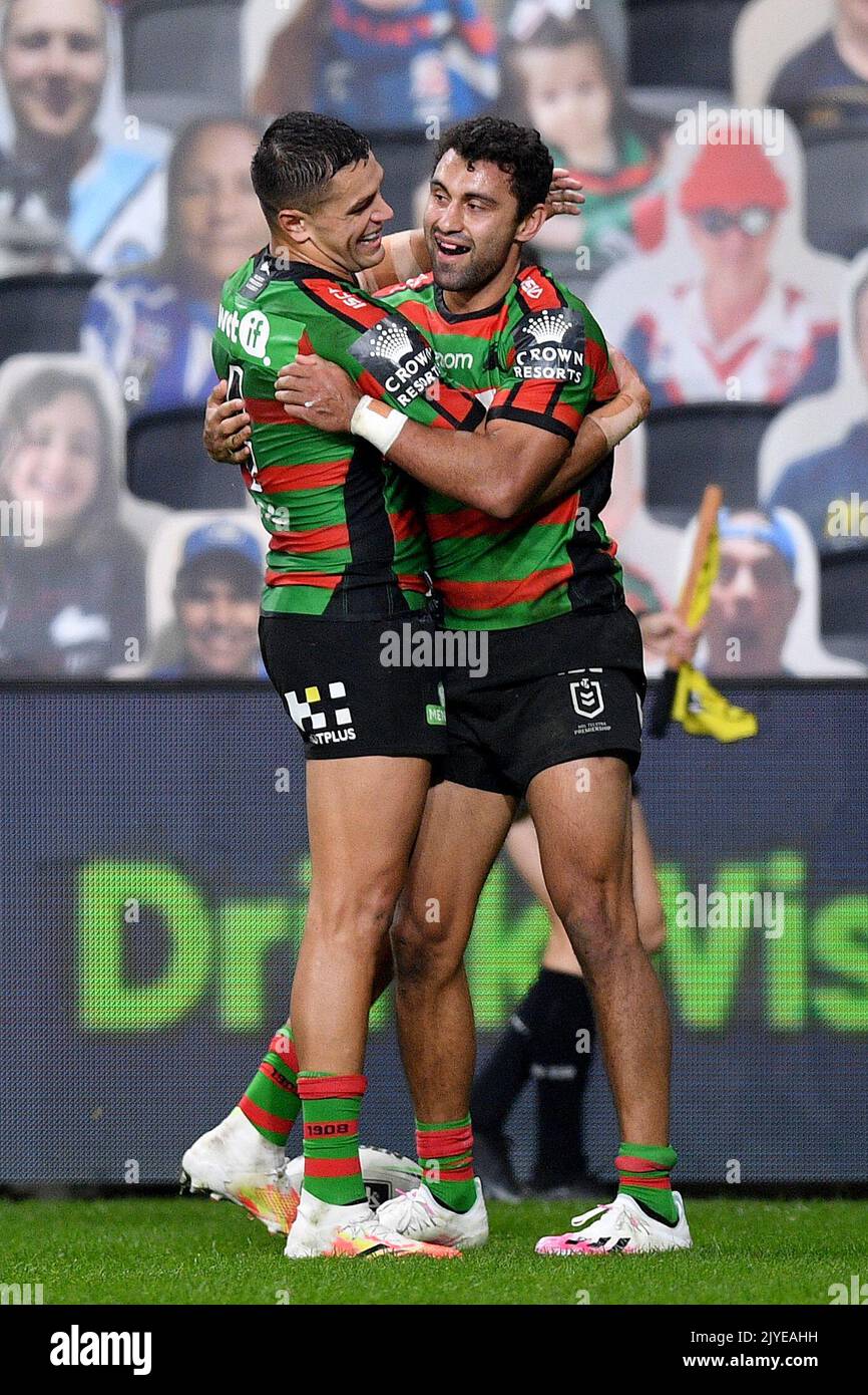Alex Johnston von den Rabbitohs (rechts) feiert mit Braidon Burns ...