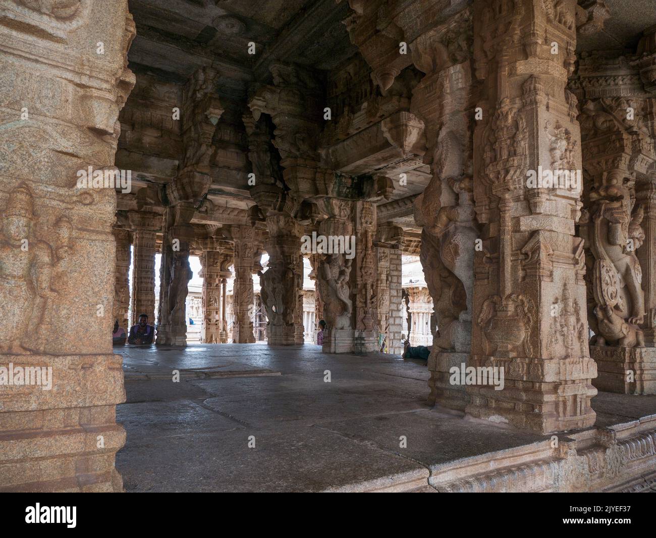 Dekorative und wunderschön geschnitzte Säulen von Kalyana Mandapa im ...