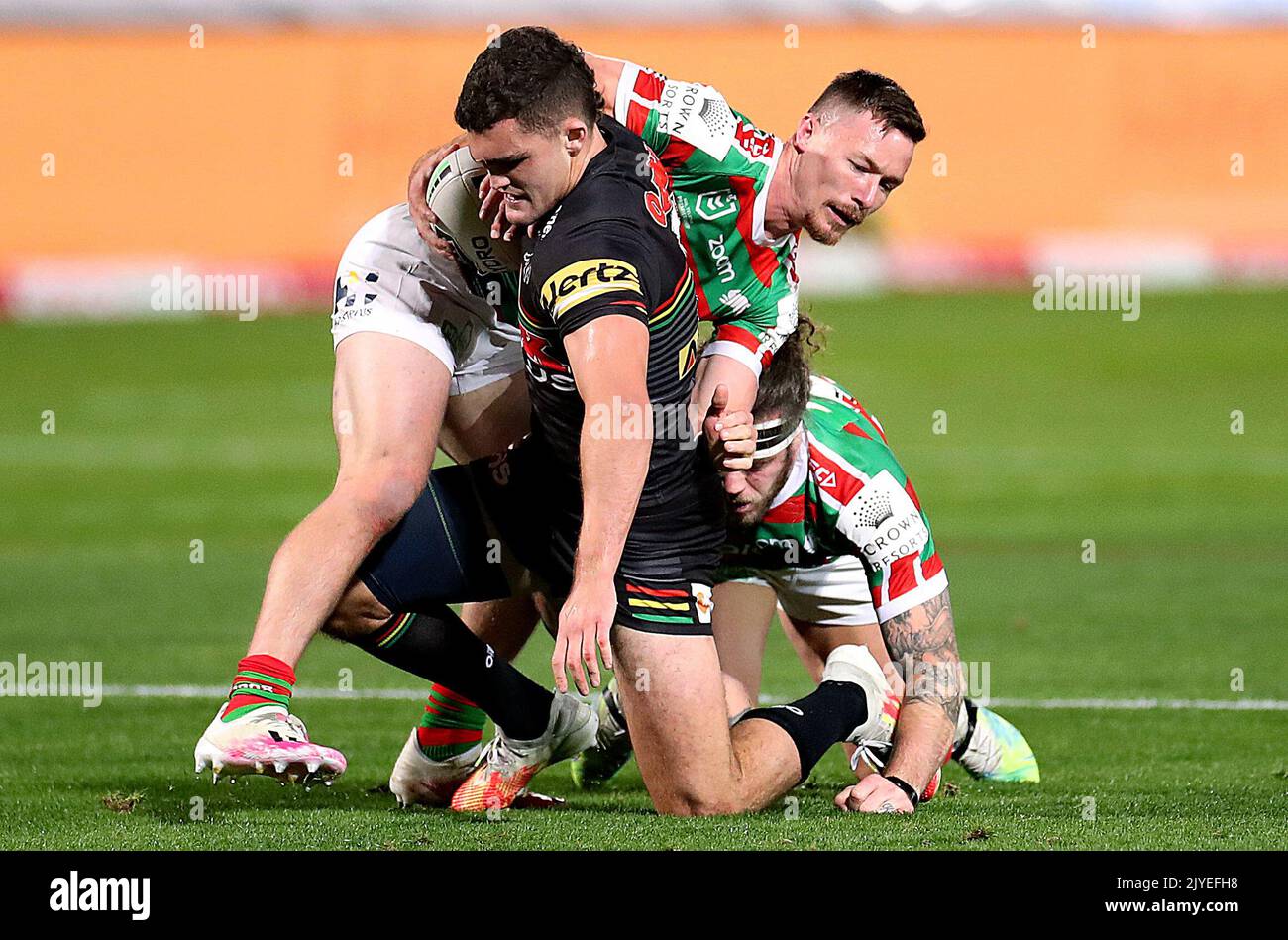 Nathan Cleary von den Panthers wird von Damien Cook von den Rabbitohs ...