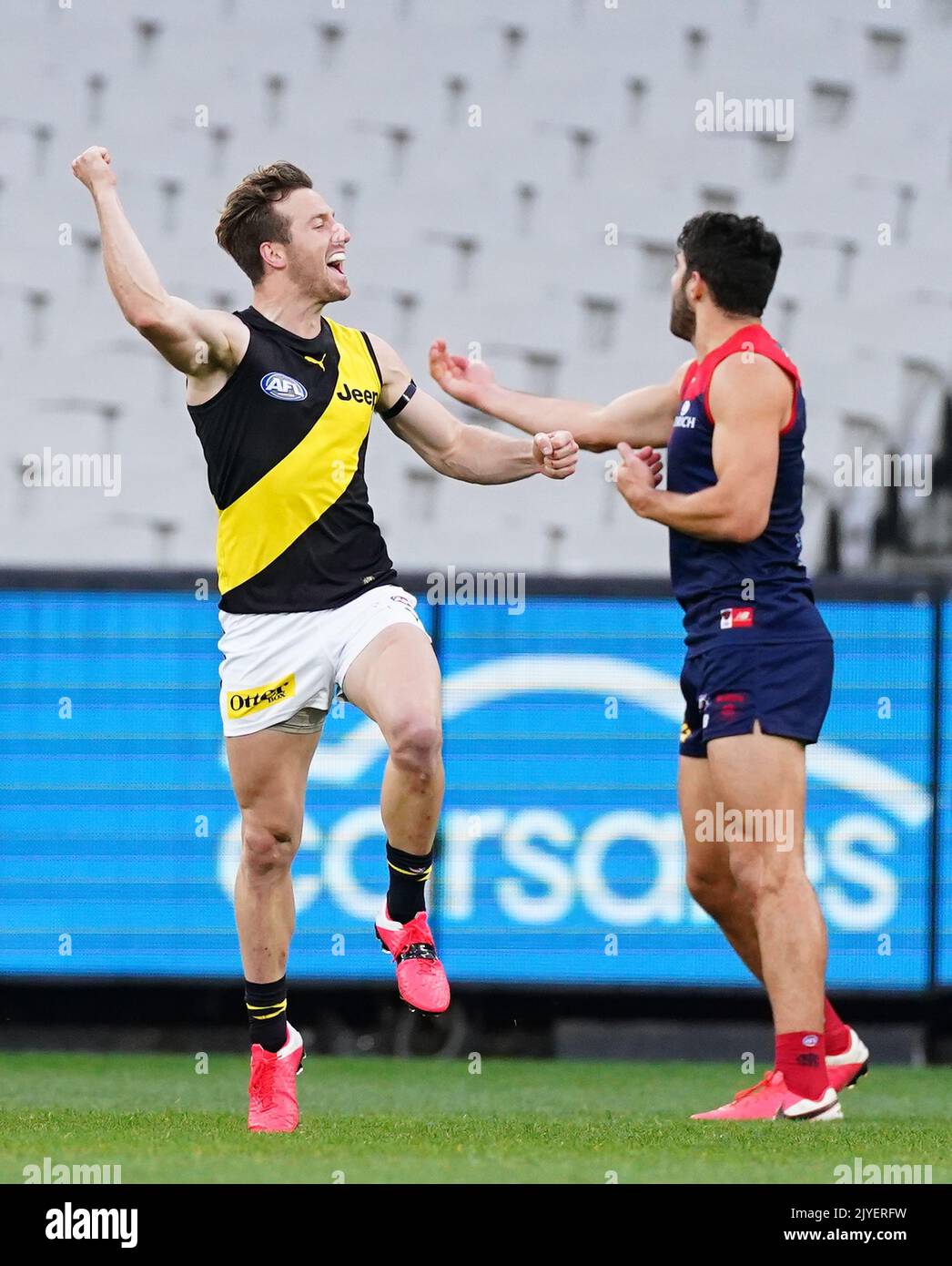 Kane Lambert von den Tigern feiert nach einem Treffer, da Christian ...