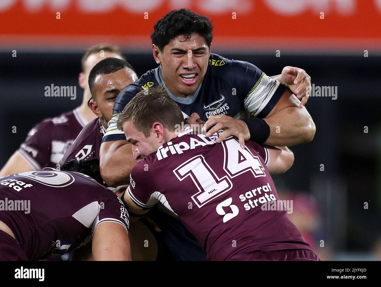 Jason Taumalolo wird von Lachlan Croker of the Sea Eagles während des ...