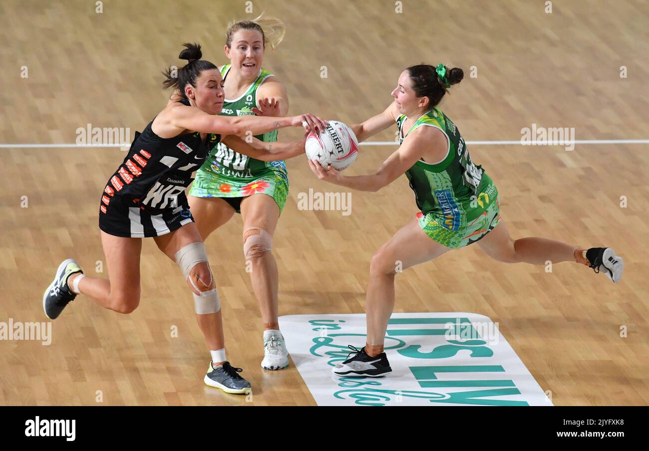 Kelsey Browne (links) von den Elstern wetteißt um den Ball gegen Jess ...