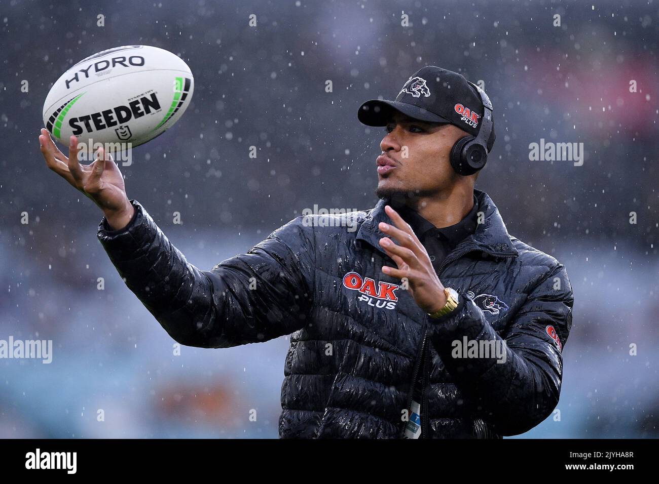 Stephen Crichton von den Panthers wird auf dem Feld vor dem NRL Grand ...