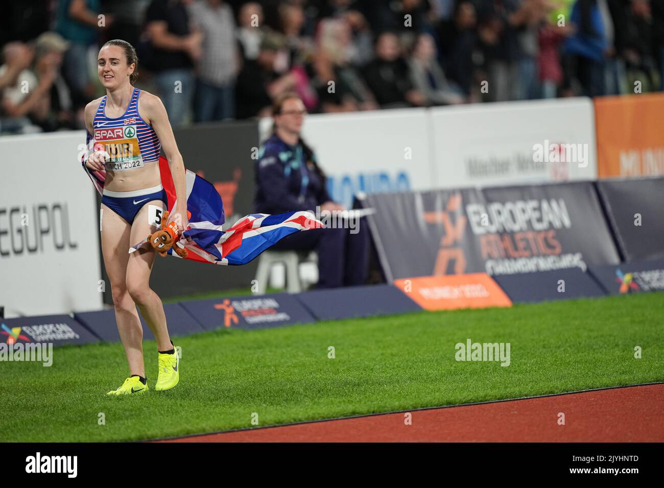 Laura Muir mit der Flagge ihres Landes bei den Leichtathletik ...