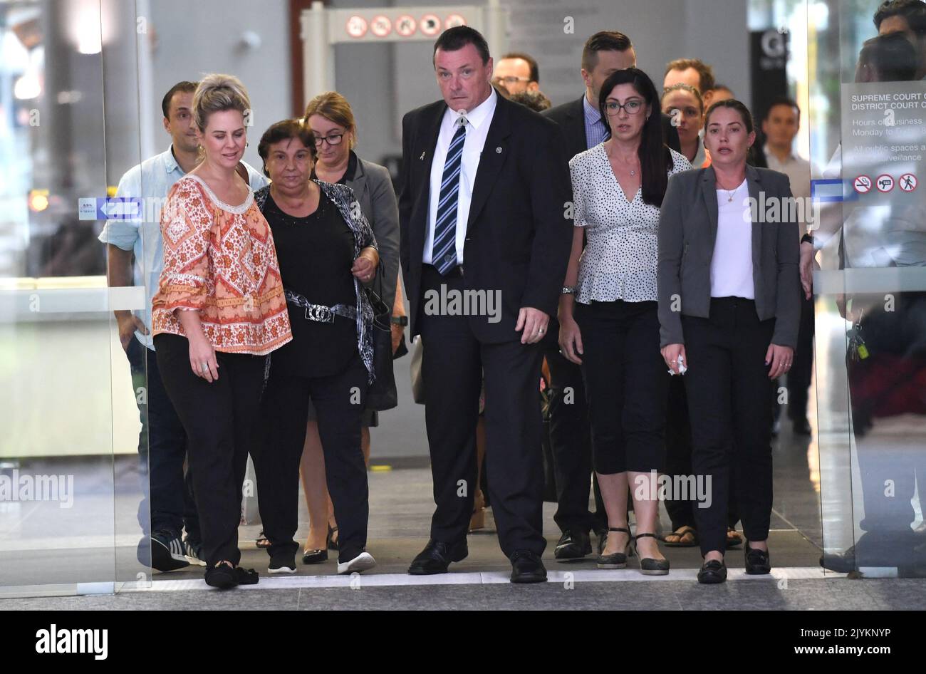 Victoria Duga (2. von links), Mutter des Opfers Iuliana Triscaru ...