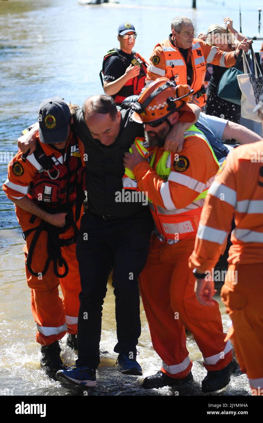Pater John Rizzo wird von SES-Freiwilligen unterstützt, nachdem er am ...