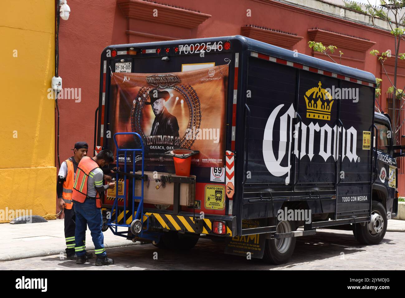 Corona beer delivery truck -Fotos und -Bildmaterial in hoher Auflösung ...
