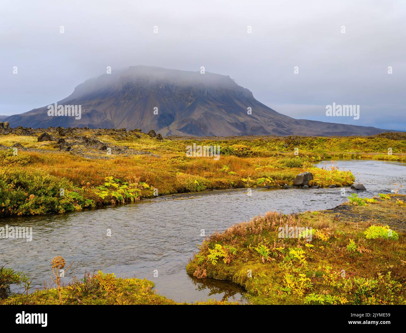 Oase Herdubreidarlindir, Fluss Lindaa und Vulkan Herdubreid, die ...