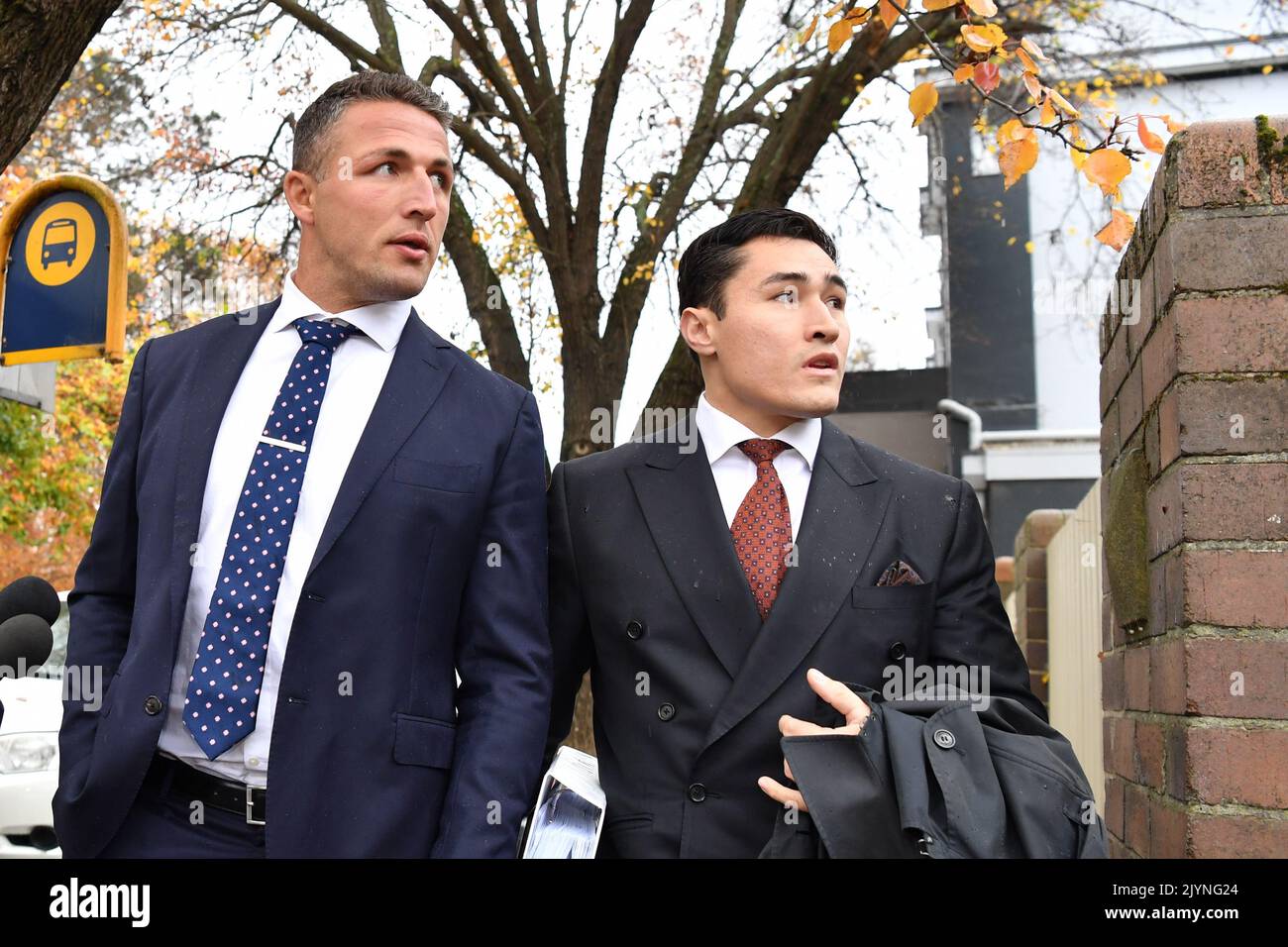 Der ehemalige NRL-Spieler Sam Burgess (links) kommt mit seinem Anwalt ...
