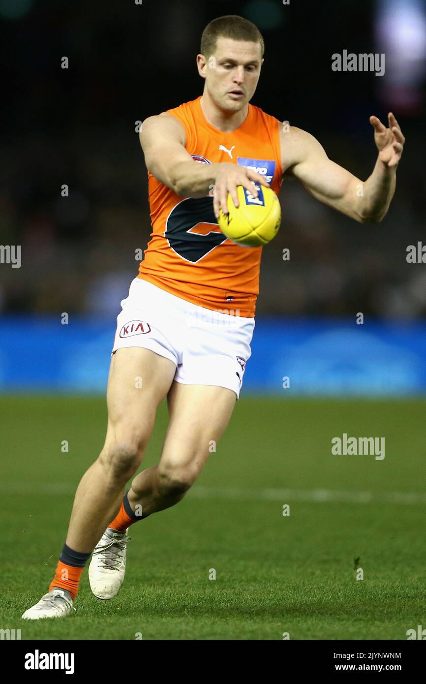 Jacob Hopper von den Giants legt den Ball beim AFL-Spiel der Runde 9 ...