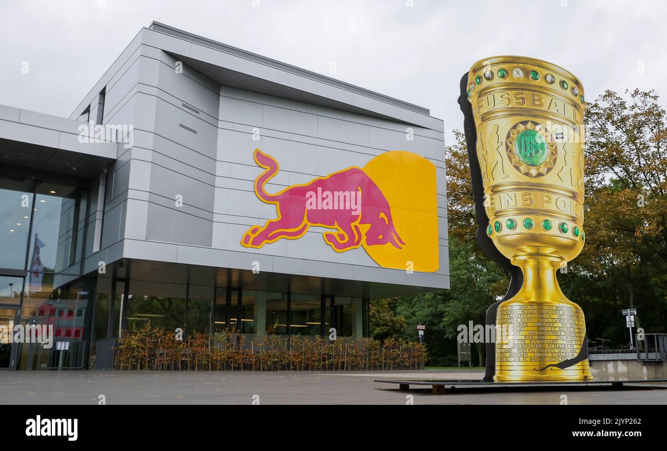08. September 2022, Sachsen, Leipzig: Vor der Red Bull Academy steht ...