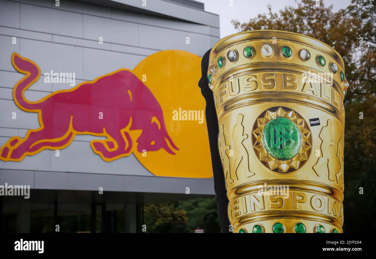 08. September 2022, Sachsen, Leipzig: Vor der Red Bull Academy steht ...