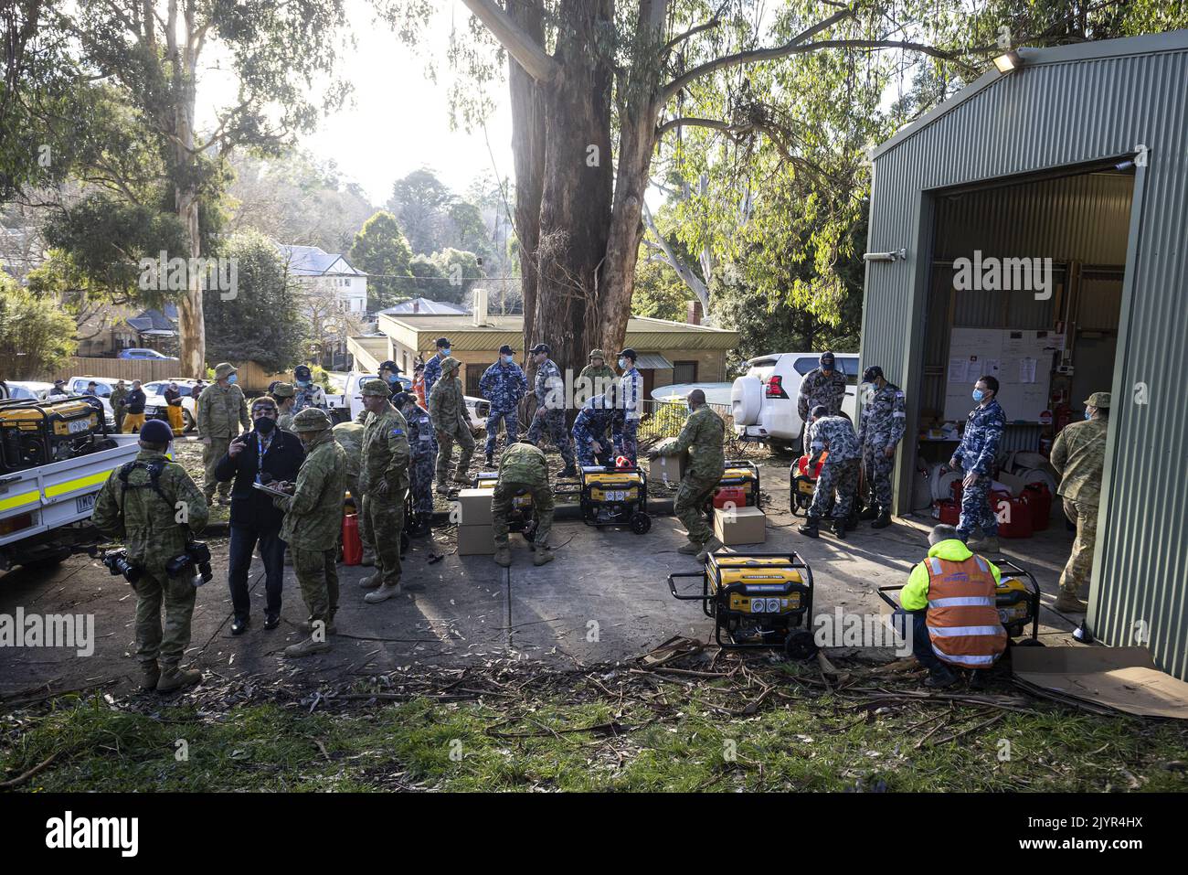 ADF- und CFA-Mitarbeiter werden gesehen, wie sie Generatoren ...