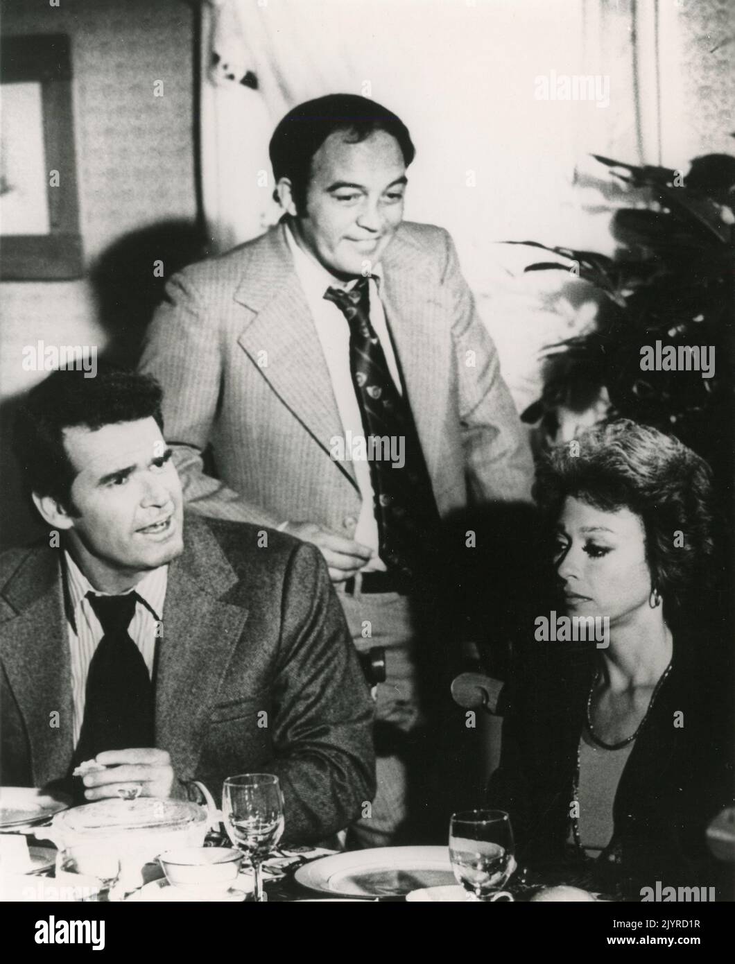Der amerikanische Schauspieler James Garner, Joe Santos und Rita Moreno in der Drama-Serie The ...
