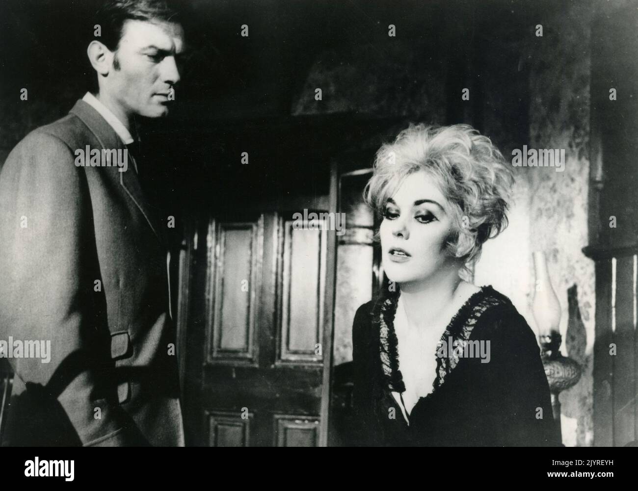 Der Schauspieler Laurence Harvey und die Schauspielerin Kim Novak in ...