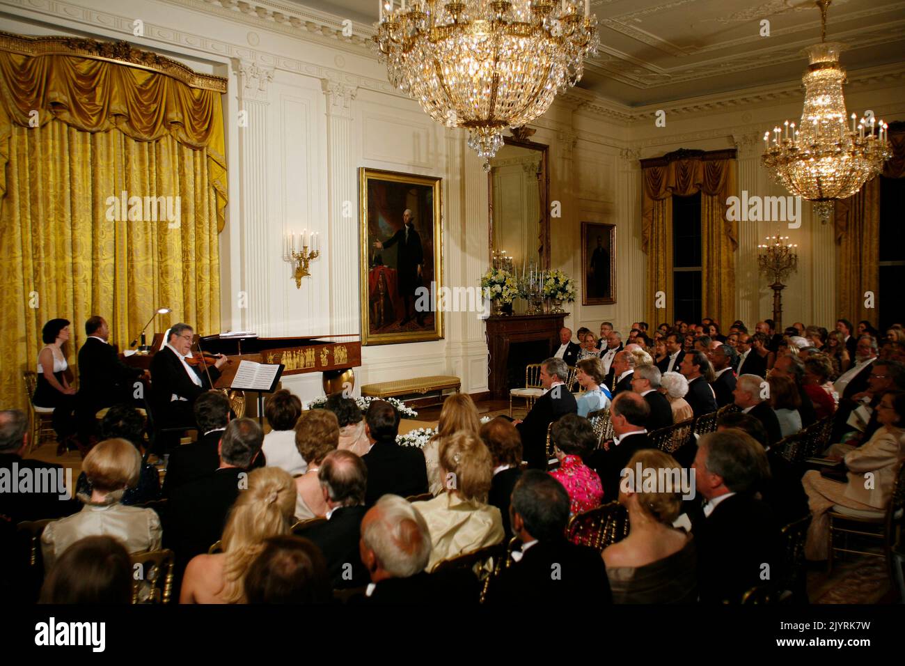 Die Geigerin Itzhak Perlman tritt im East Room des Weißen Hauses im ...