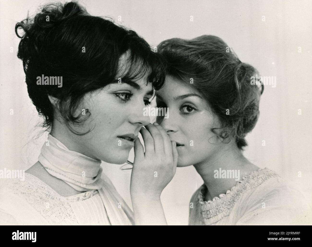 Die Schauspielerinnen Kika Markham und Stacey Tendeter im Film Two ...