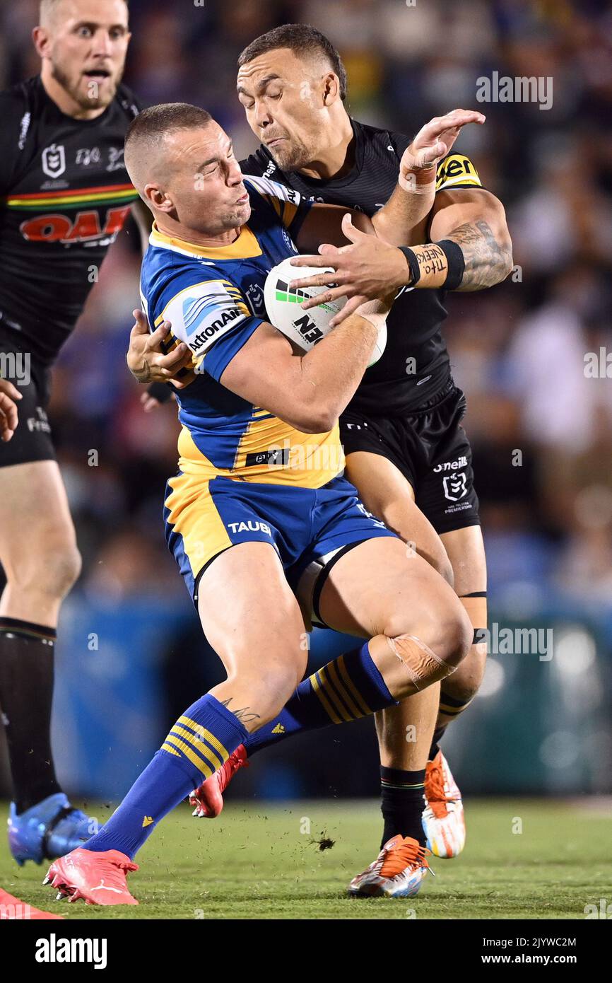 Aels Clinton Gutherson wird von Panthers James Fisher-Harris während ...