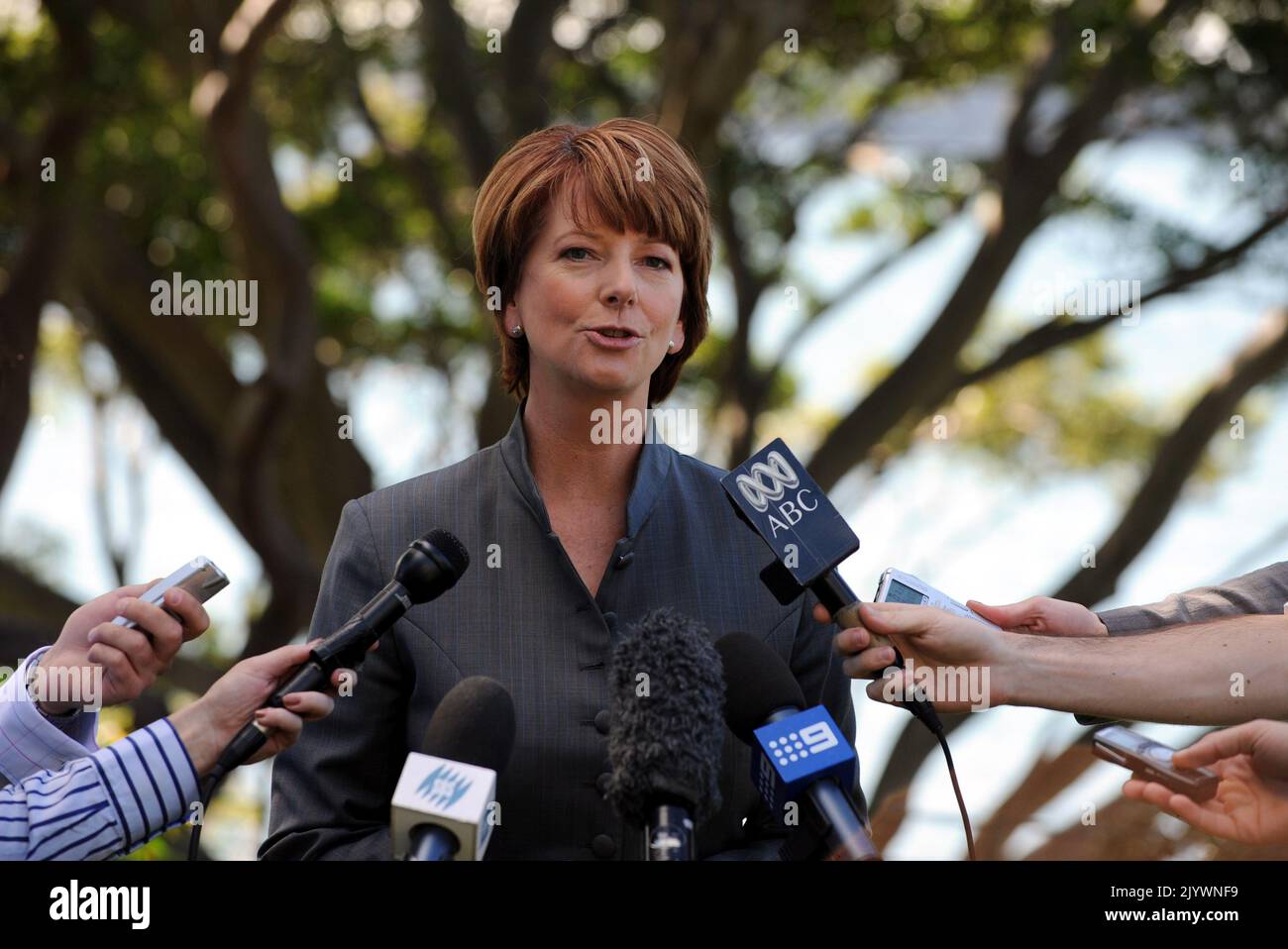 Die stellvertretende Leiterin Julia Gillard hält eine Pressekonferenz ...
