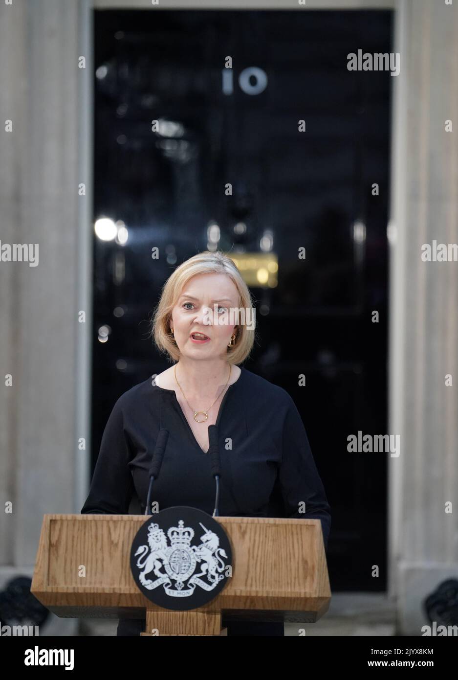 Premierminister Liz Truss liest eine Erklärung vor der Downing Street ...