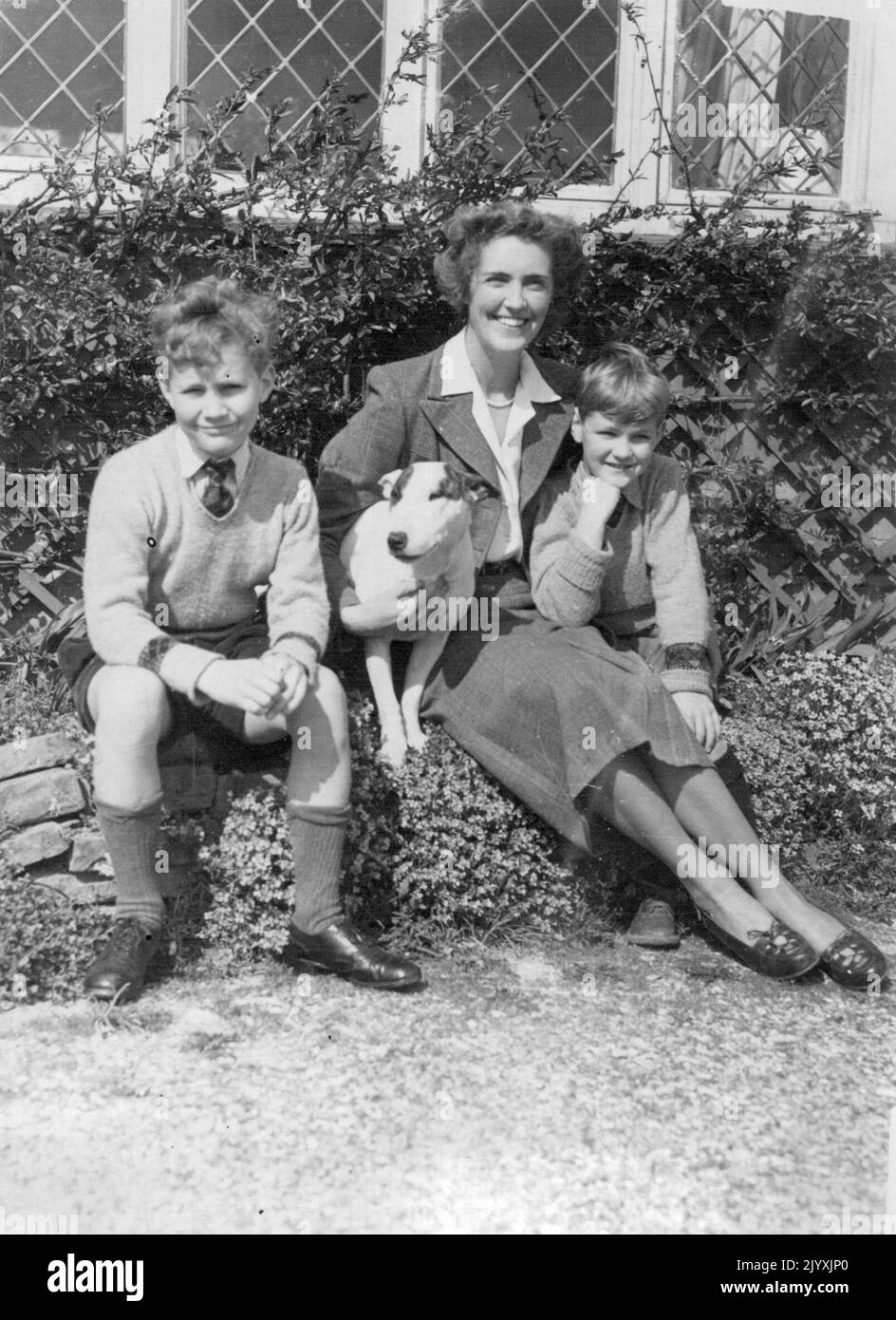 Für Südafrika ... Lady David Douglas-Hamilton in Becketts, Rusper, mit ...