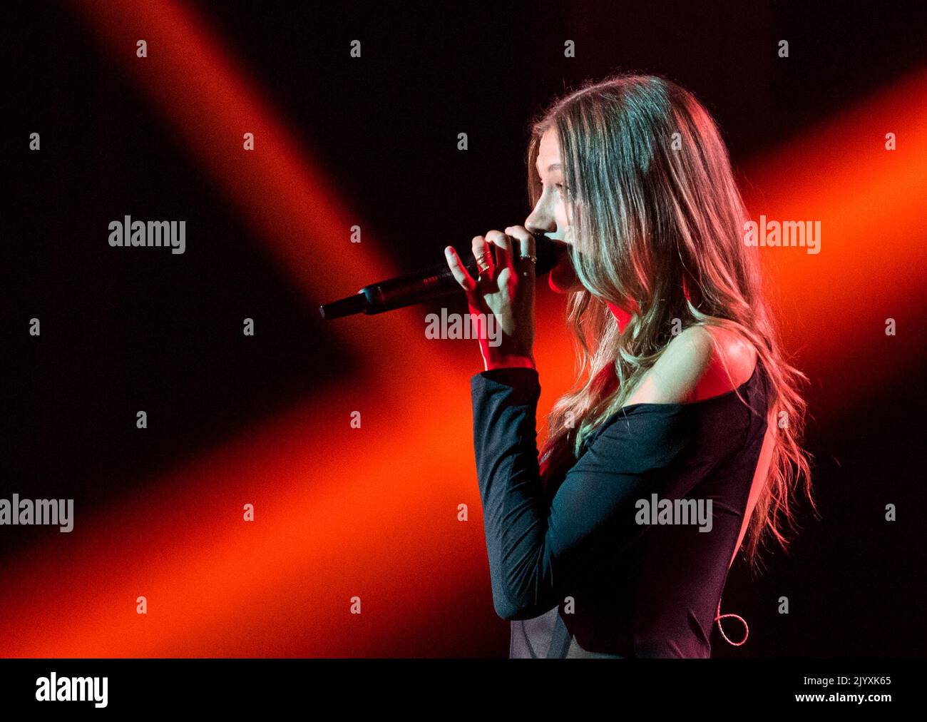 Hamburg, Deutschland. 08. September 2022. Sängerin Leony singt auf der ...