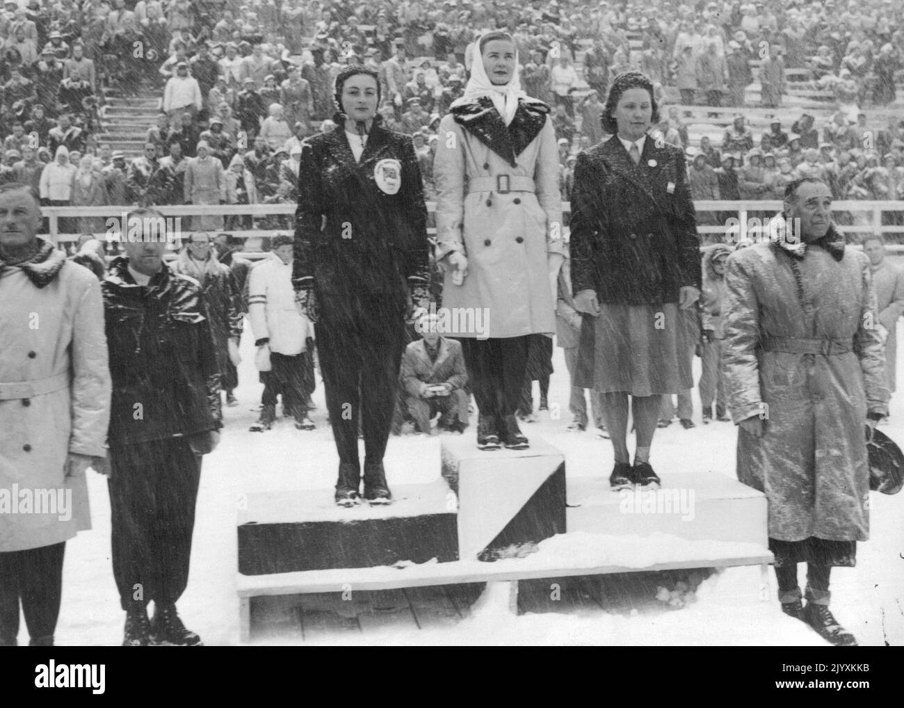 Frauen erhalten Medaillen nach den Olympischen Spielen -- Barbara Ann ...