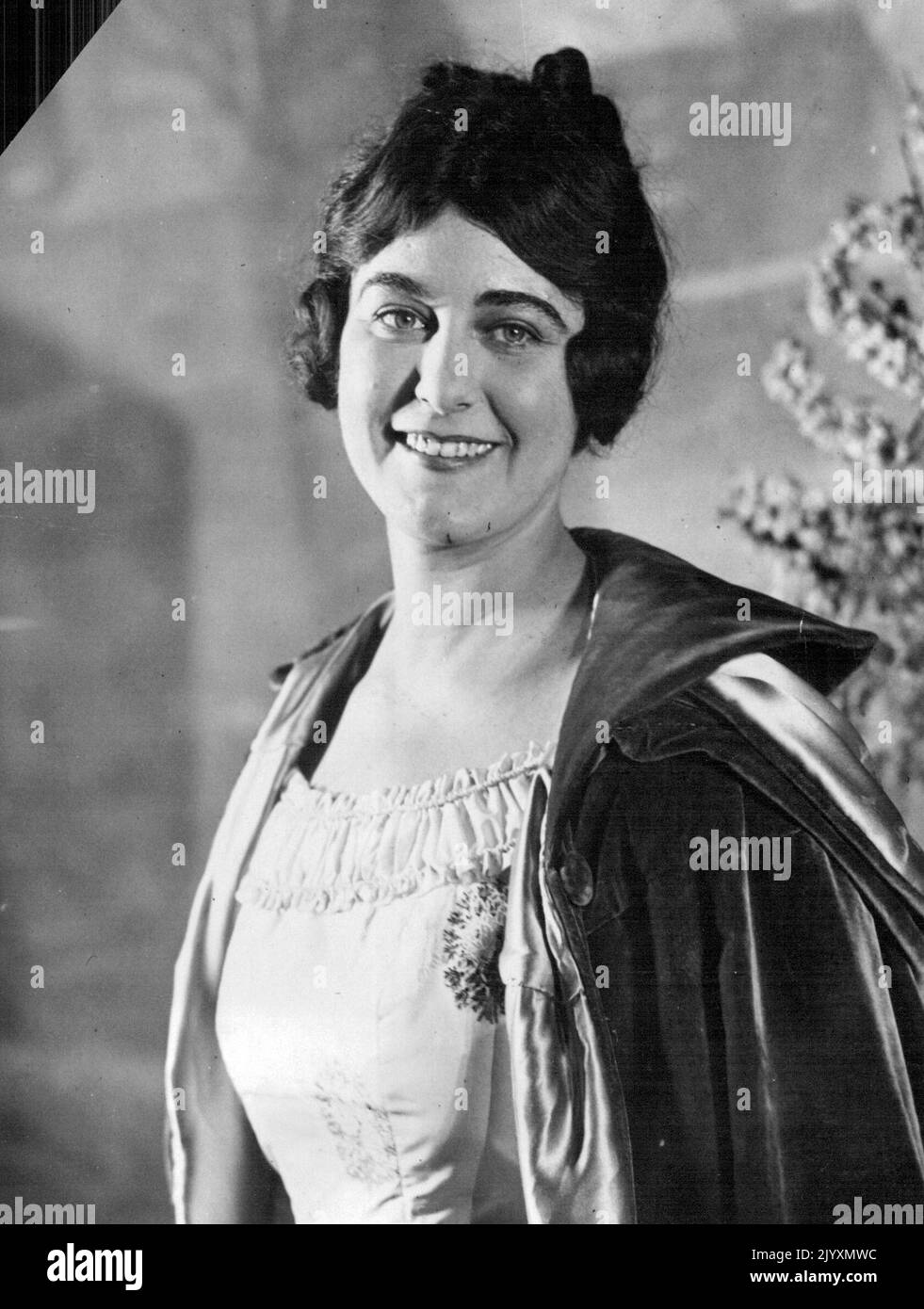 Grace Moore macht den Bogen zur Grand Opera -- Grace Moore, als sie am ...