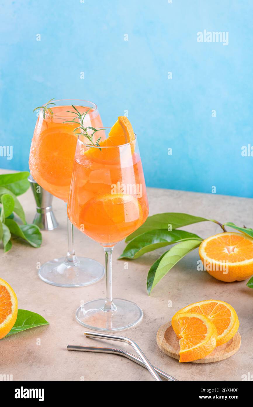 Klassischer italienischer Aperitif aperol Spritz Cocktail in zwei ...